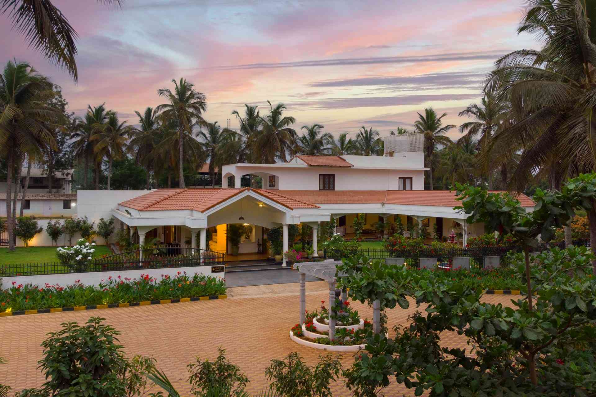 Book Your Luxurious Stay @ Silver Oak Farm In Bangalore from StayVista
